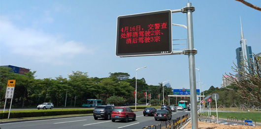 Full Color 12400nits VMS Road Signs 320x160mm Module P20 LED Display